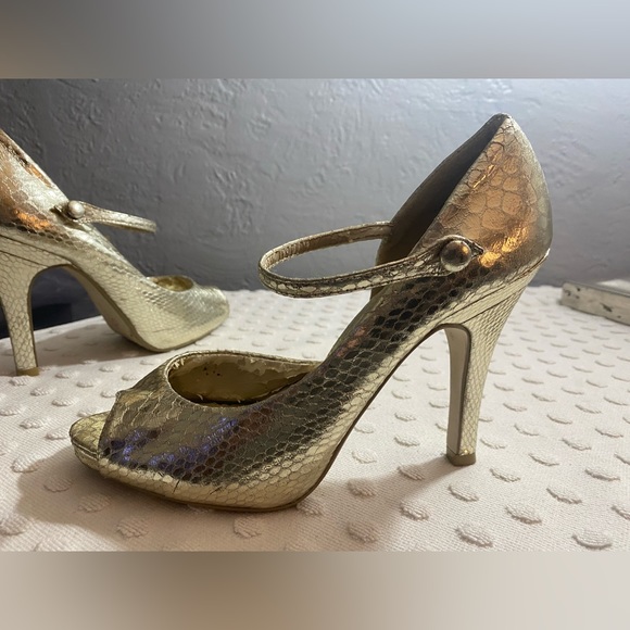 Steve Madden | Shoes | Steve Madden Gold Lemay Mary Janeish Heel | Poshmark